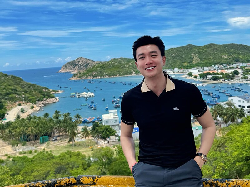 Bạn diễn kém 26 tuổi của Hồng Đào: Từng sống cạnh bãi rác nay làm CEO ...