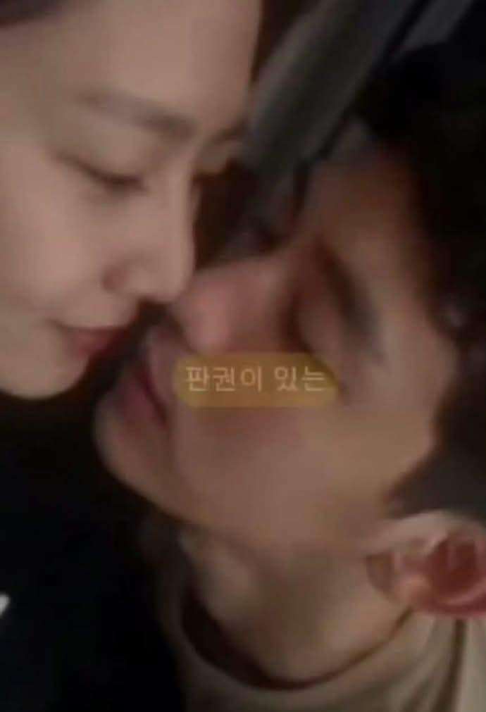 Dispatch chỉ ra hành động tuyệt tình của Kim Soo Hyun khi Kim Sae Ron van xin, hàng loạt nhãn ...