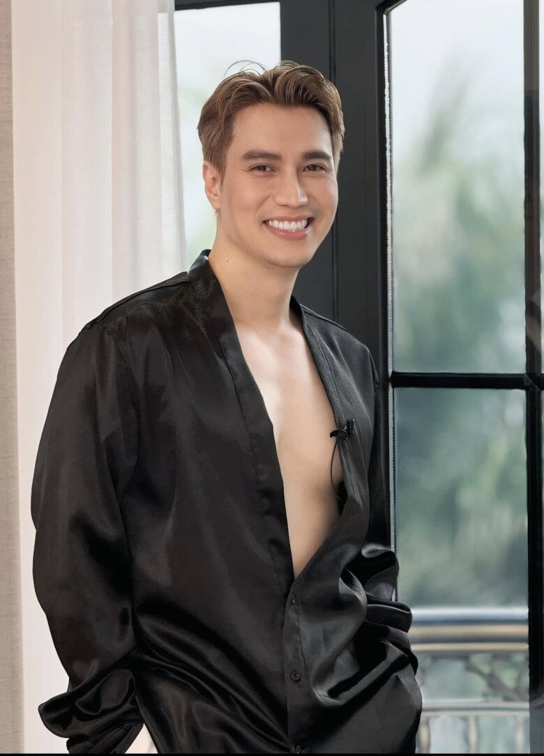 NSƯT Việt Anh lại gây chú ý khi xuất hiện ở sự kiện bởi vẻ ngoài bóng bẩy, dính như sam với ...