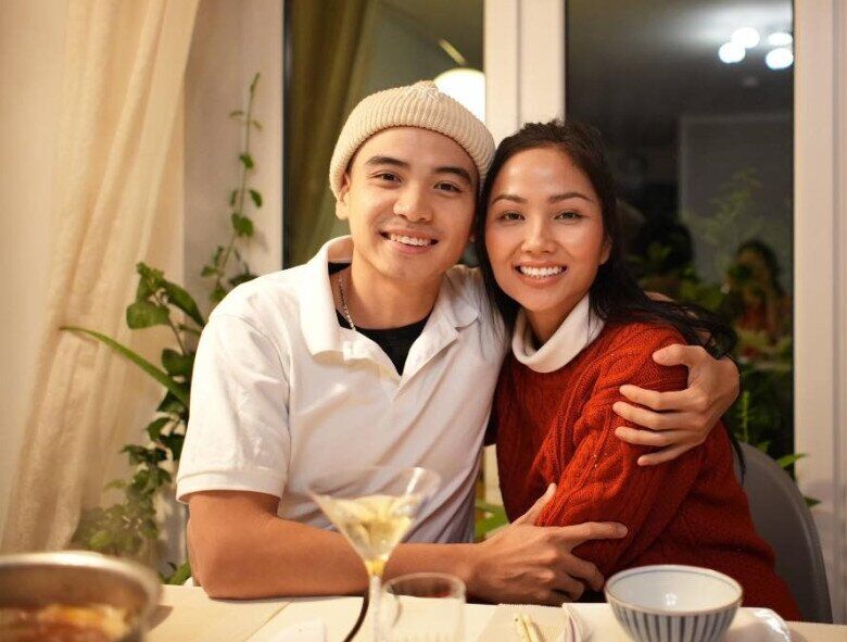 Sao Việt công khai một nửa đầu năm mới: Vũ Cát Tường cầu hôn bạn gái, H'Hen Niê nhận lời cưới ...