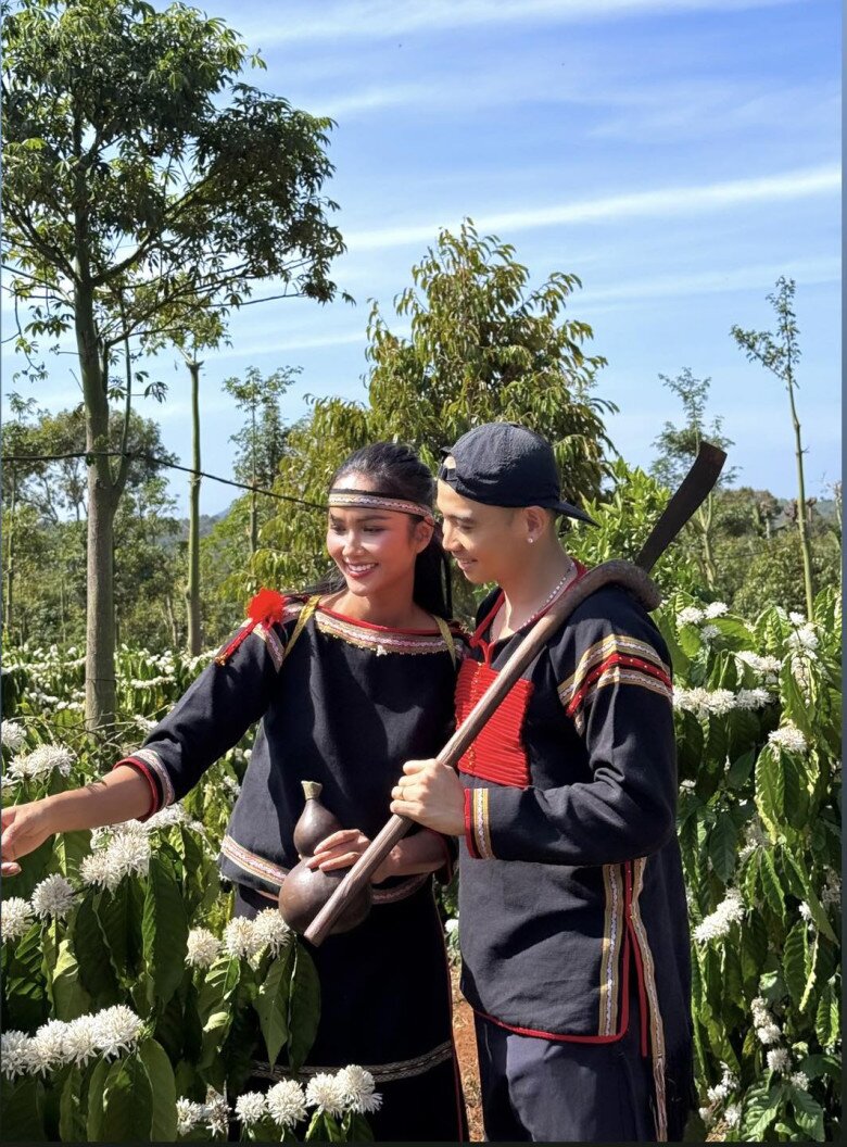 Sao Việt công khai một nửa đầu năm mới: Vũ Cát Tường cầu hôn bạn gái, H'Hen Niê nhận lời cưới ...