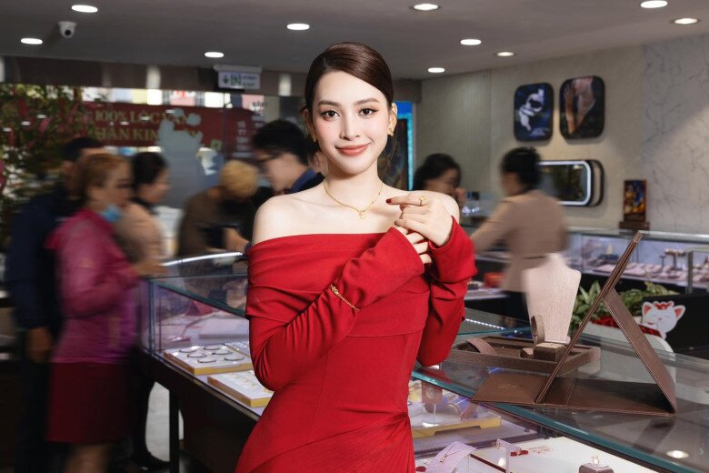 Sao Việt mua vàng ngày Thần Tài: Đỗ Mỹ Linh làm dâu hào môn vẫn xin vía, con gái Kha Ly đeo vàng ...