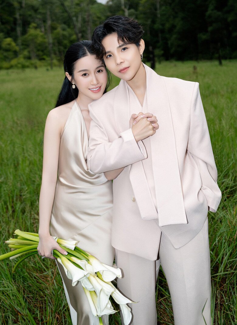 Vợ Vũ Cát Tường tái hiện màn múa triệu view trong lễ thành đôi, được nhận xét cốt cách chuẩn ...