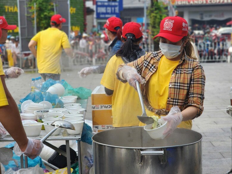 Ở Bình Dương có một lễ hội độc lạ, người dân được phục vụ miễn phí khi ...