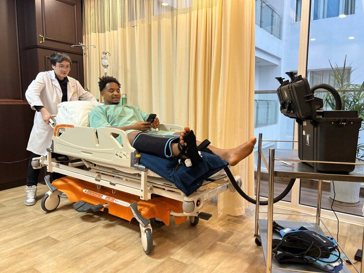 Xuân Son được trao Huân chương Lao động hạng Ba, vào thẳng viện phẫu ...