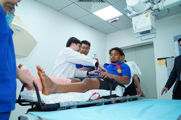 Xuân Son được trao Huân chương Lao động hạng Ba, vào thẳng viện phẫu ...