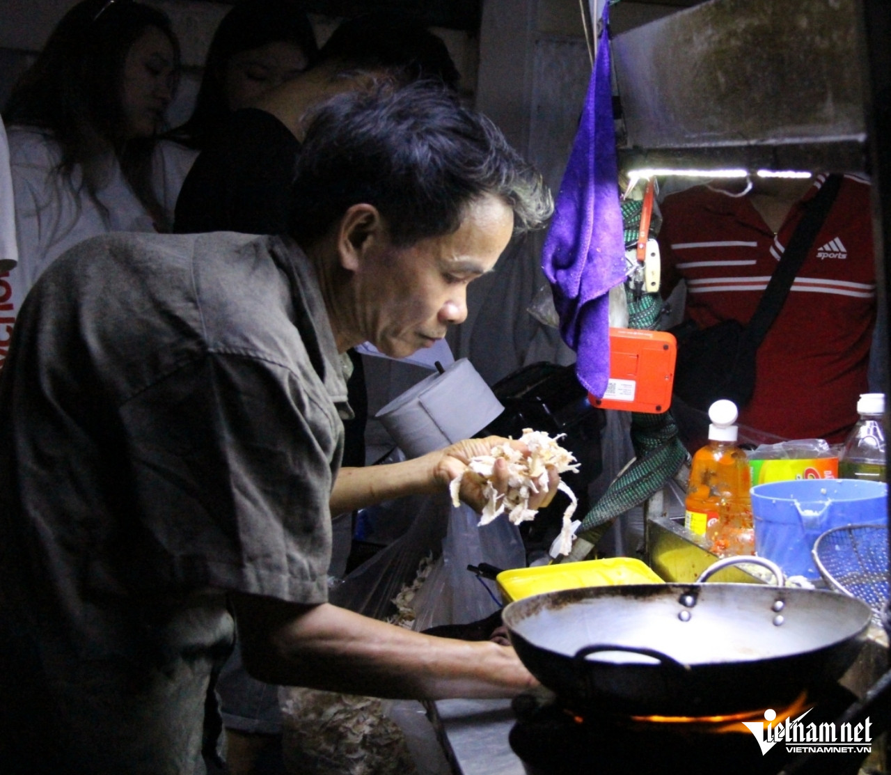 Chú gù Nhà thờ Đức Bà Sài Gòn bán món ăn thơm nức, khách xếp hàng chờ mua