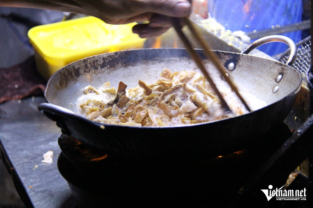 Chú gù Nhà thờ Đức Bà Sài Gòn bán món ăn thơm nức, khách xếp hàng chờ mua