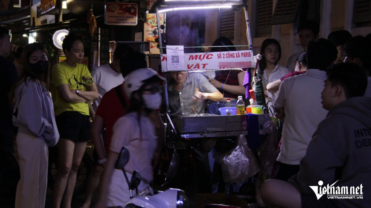 Chú gù Nhà thờ Đức Bà Sài Gòn bán món ăn thơm nức, khách xếp hàng chờ mua