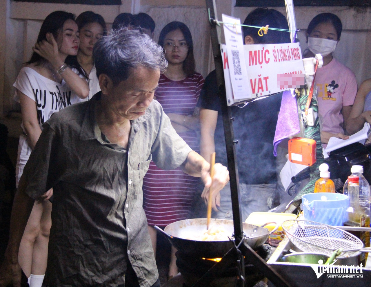 Chú gù Nhà thờ Đức Bà Sài Gòn bán món ăn thơm nức, khách xếp hàng chờ mua