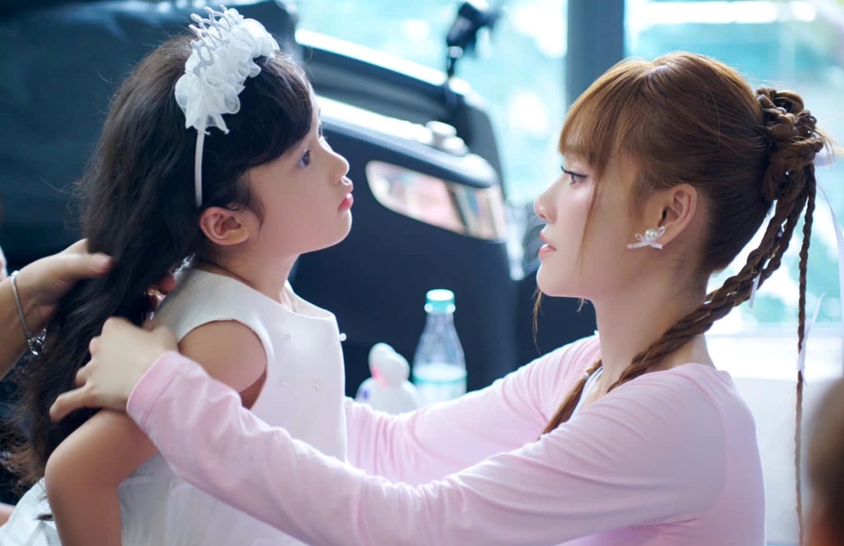 Con gái 6 tuổi thích catwalk của Trường Giang, Nhã Phương