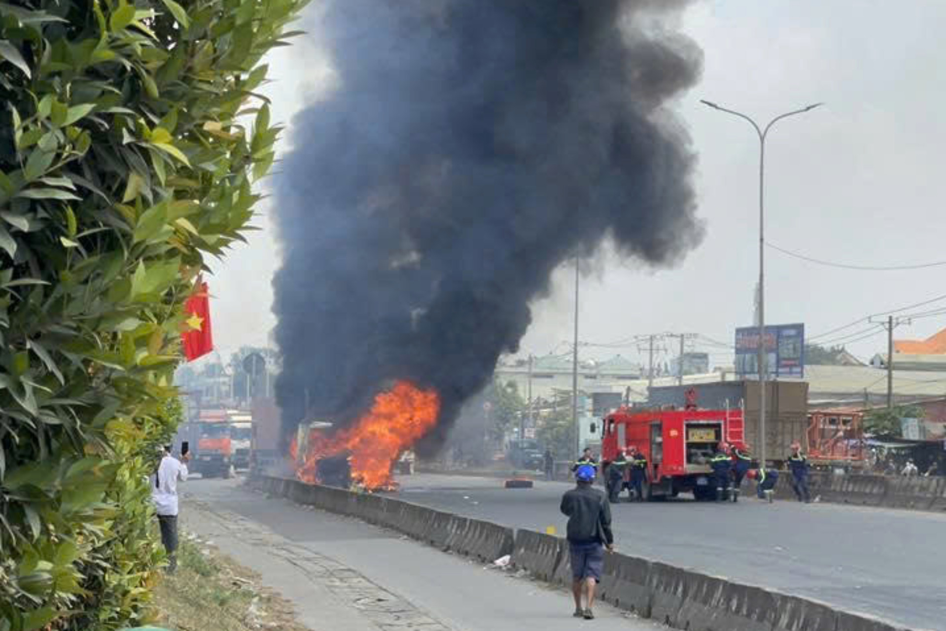 Xe container cháy ngùn ngụt trên Quốc lộ 51, giao thông ùn tắc kéo dài 2km
