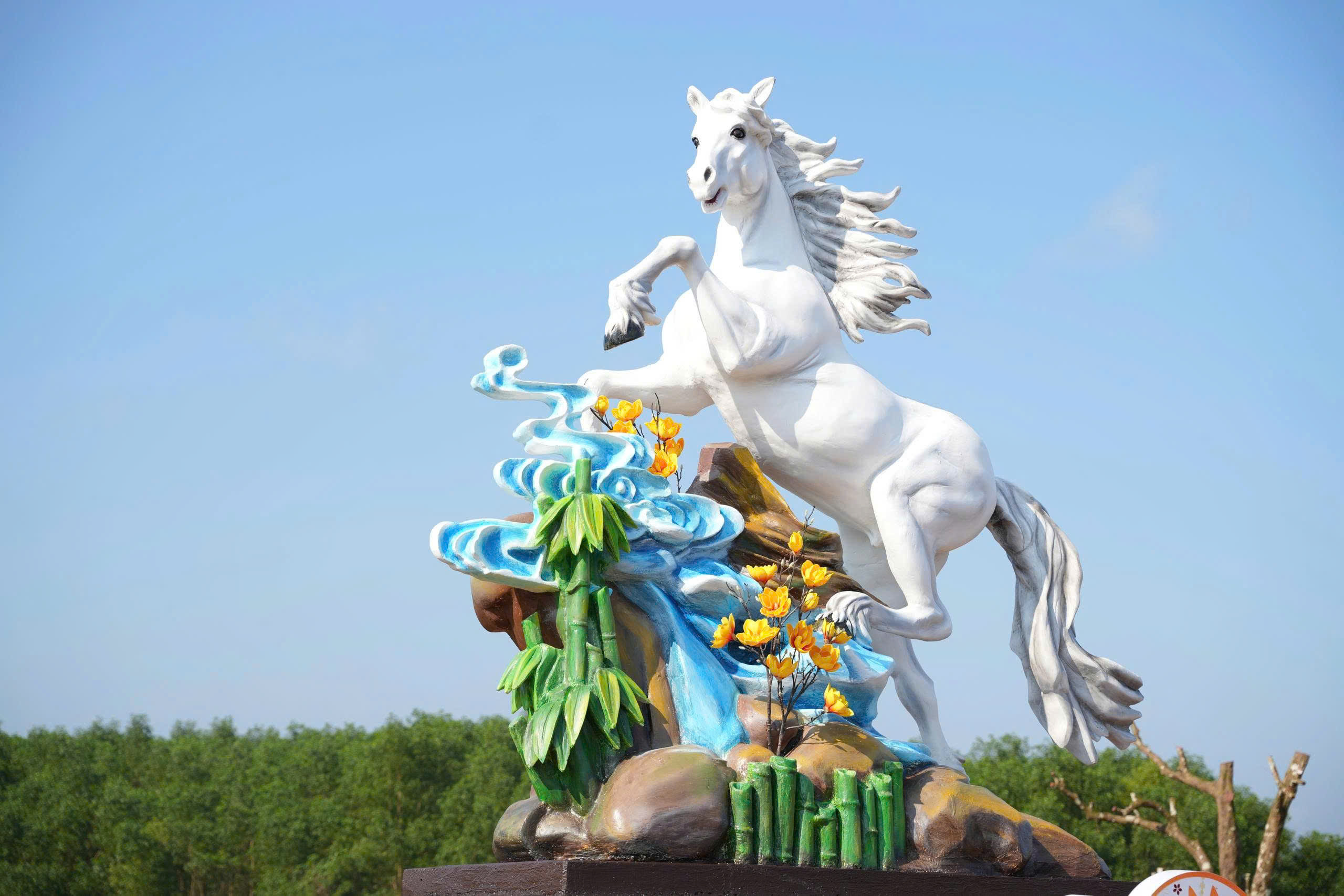 Ngắm linh vật chào Xuân Bính Ngọ 2026 vừa trình làng tại đồi Chuông Gió