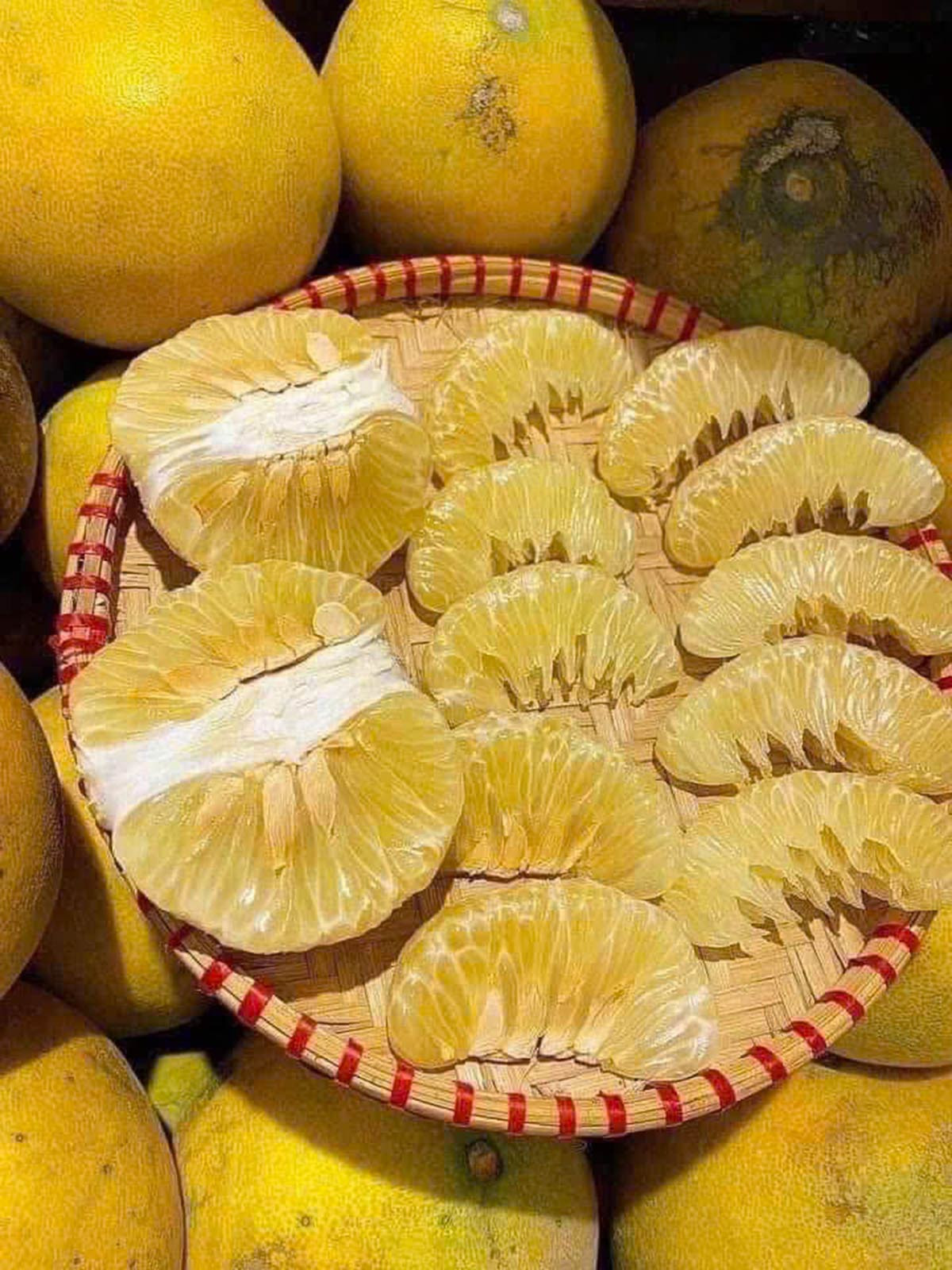 Bưởi Diễn trồng lân cận Hà Nội chất đống vỉa hè, giá chỉ từ 2.000 đồng/quả