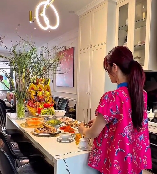 Diệp Lâm Anh xinh đẹp vào bếp được khen cả mùa Tết, fan lại kêu: Chị có ...