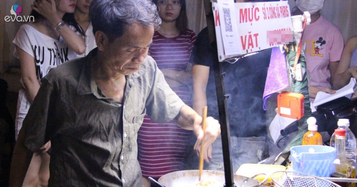 Chú gù Nhà thờ Đức Bà Sài Gòn bán món ăn thơm nức, khách xếp hàng chờ mua