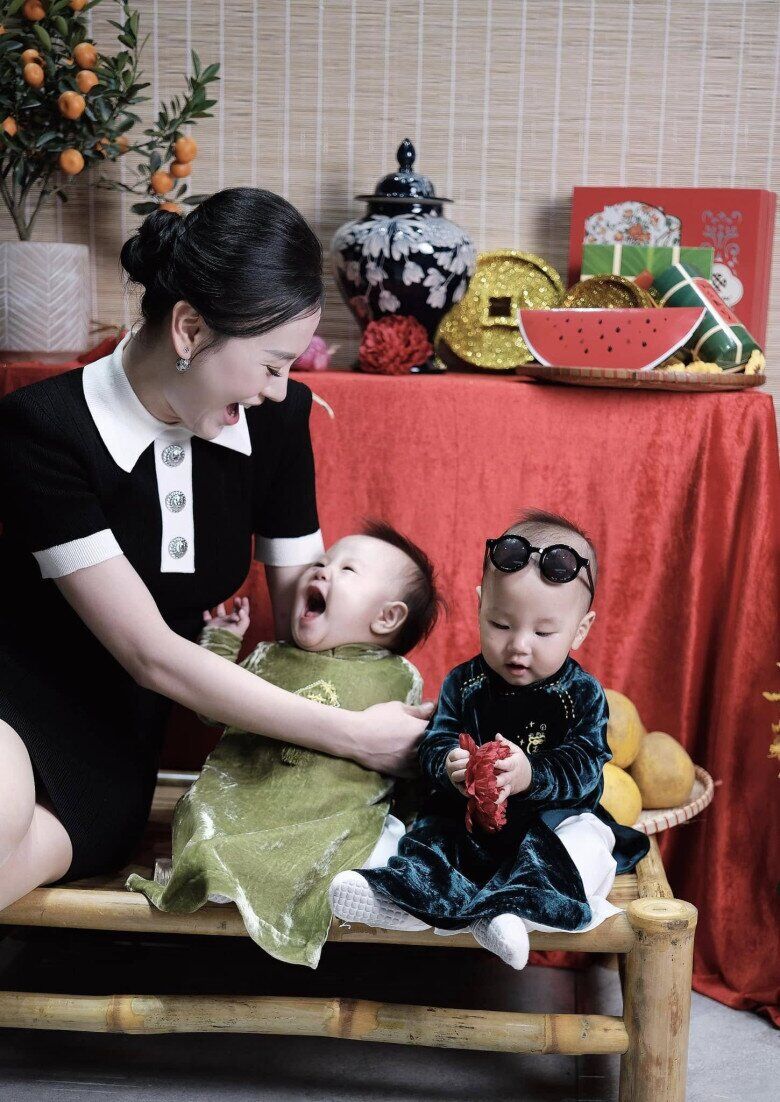 Phương Oanh đón Tết bên cặp song sinh, Jimmy - Jenny hiếm hoi được lên ...