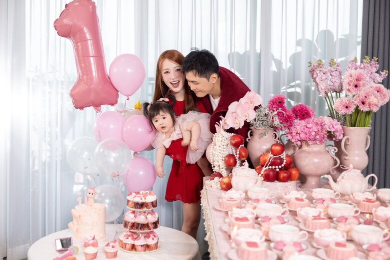 Puka và Gin Tuấn Kiệt chính thức công khai mặt con gái sau 1 năm giấu ...