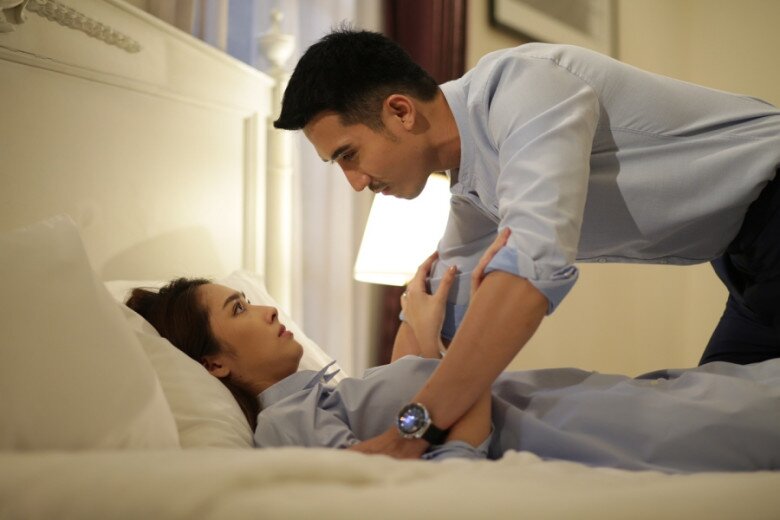 Đêm tân hôn chuẩn bị ân ái với chồng thì nghe tiếng gõ cửa dồn dập, mở ...