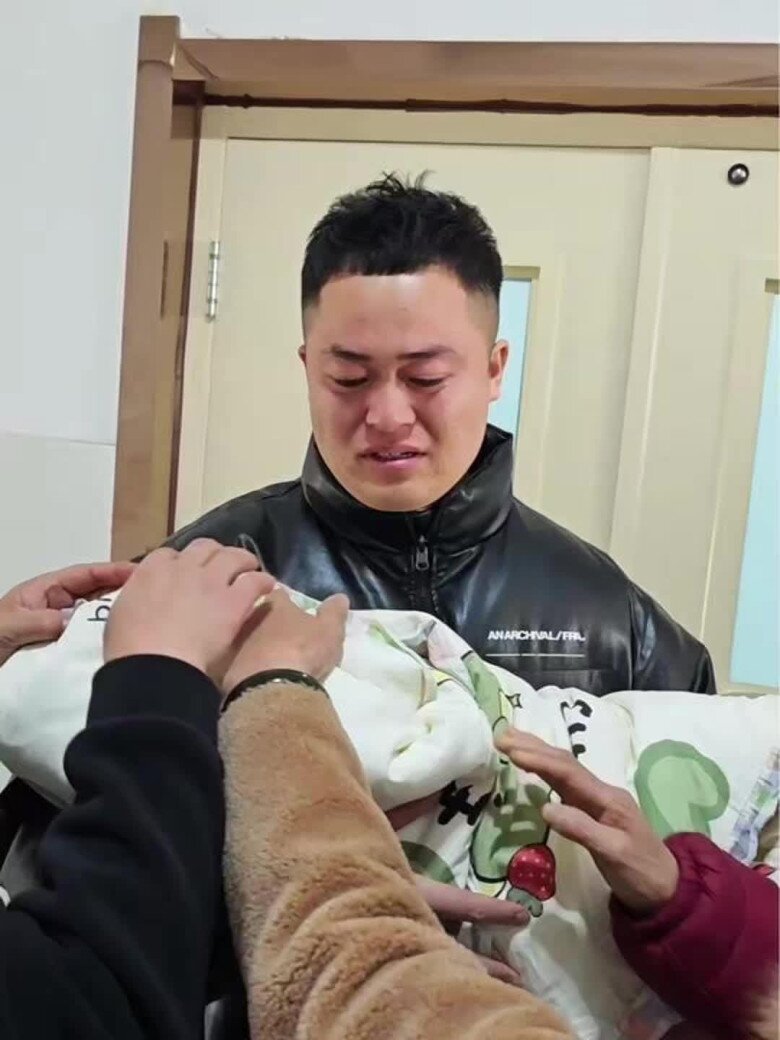 Bố mẹ hoảng sợ khi con sơ sinh chào đời da nửa đen nửa tím, bác sĩ tức ...