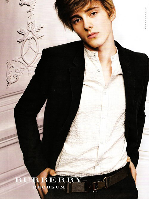 Ngất ngây trước vẻ điển trai của Alexander Watson