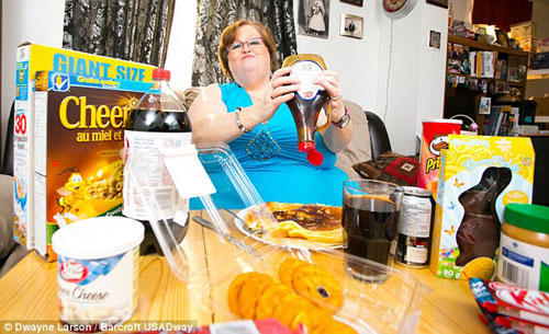 Người phụ nữ có vòng bụng 244cm 'hút' đàn ông toàn cầu