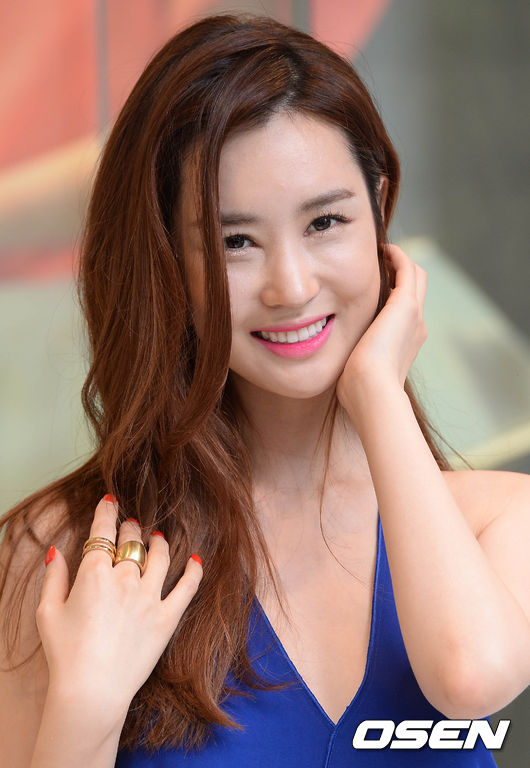 Lee Da Hae lộ mặt cứng đơ như tượng sáp