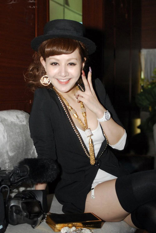 Nữ MC Hà Nội với thời trang dị biệt gây tranh cãi