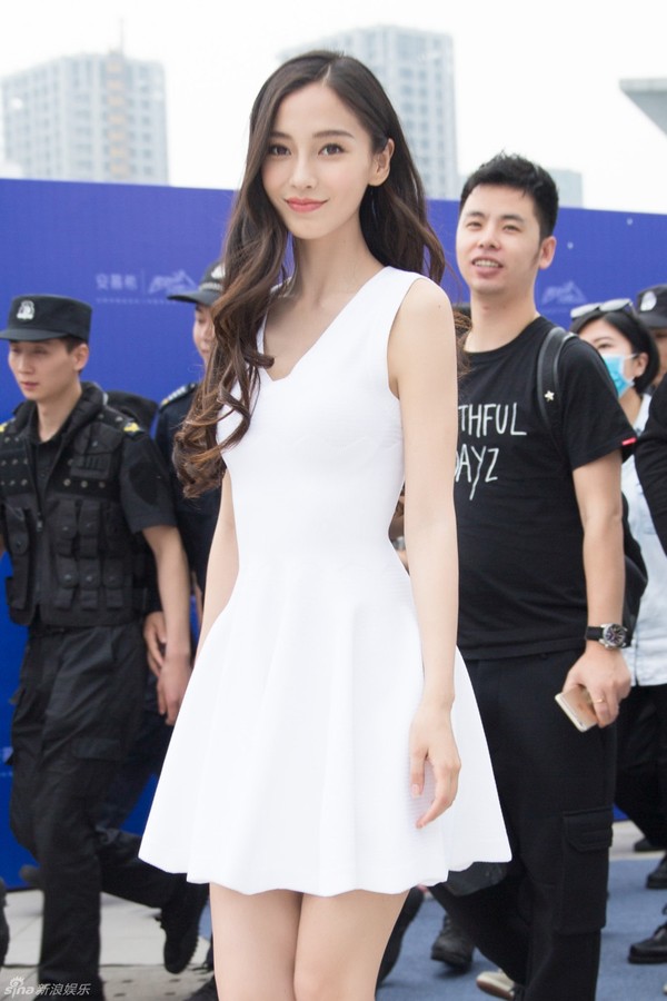 Angela Baby đẹp tinh khôi với váy trắng
