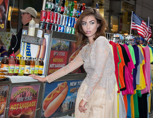 Áo dài ren trong suốt bay bỗng trên phố New York