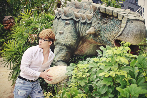 Nathan Lee tái mặt vì bị khủng long rượt đuổi