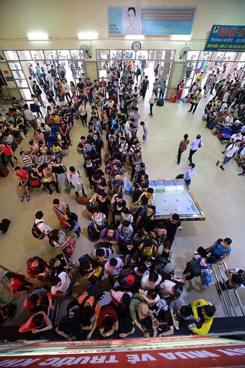 Người dân trèo rào, chen lấn vào bến xe để về quê nghỉ lễ