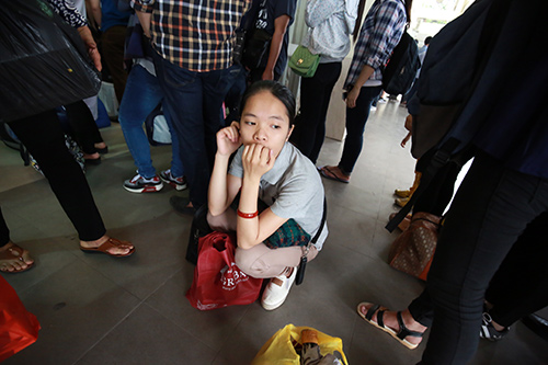 Người dân trèo rào, chen lấn vào bến xe để về quê nghỉ lễ