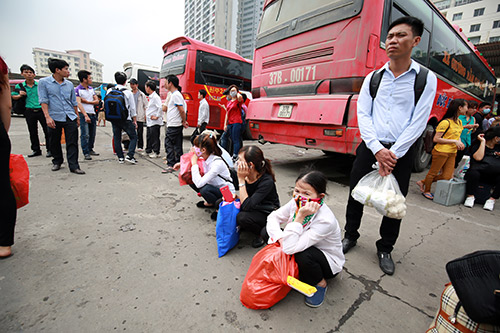 Người dân trèo rào, chen lấn vào bến xe để về quê nghỉ lễ