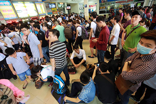 Người dân trèo rào, chen lấn vào bến xe để về quê nghỉ lễ