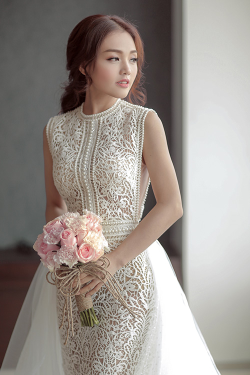 Linh Phi thay hai váy cưới lộng lẫy và gợi cảm trong hôn lễ