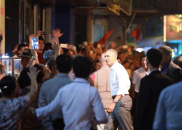 Ông Obama diện sơ mi trắng đi ăn bún chả Hà Nội