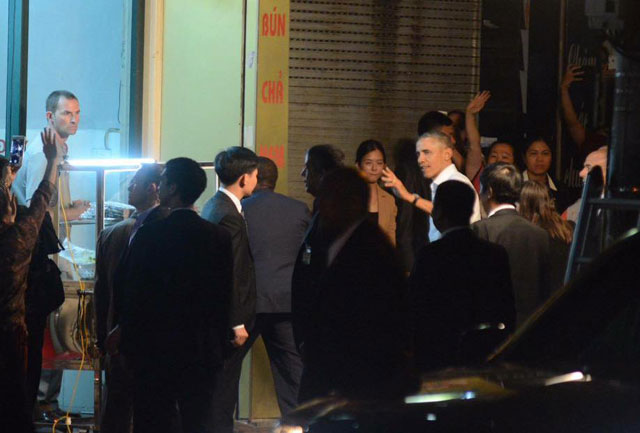 Ông Obama diện sơ mi trắng đi ăn bún chả Hà Nội