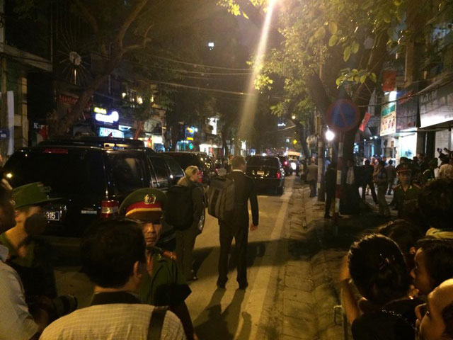 Ông Obama diện sơ mi trắng đi ăn bún chả Hà Nội