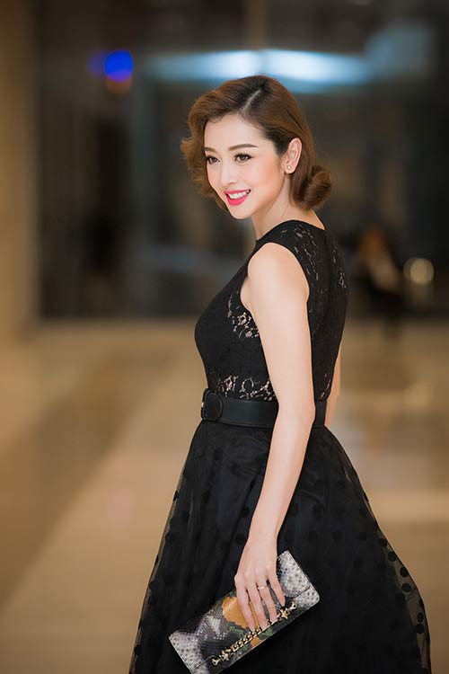 Hoa hậu Jennifer Phạm trẻ trung như gái đôi mươi