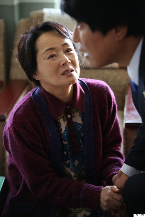 Không kìm được nước mắt trước hình ảnh ốm yếu của nghệ sĩ Kim Young Ae