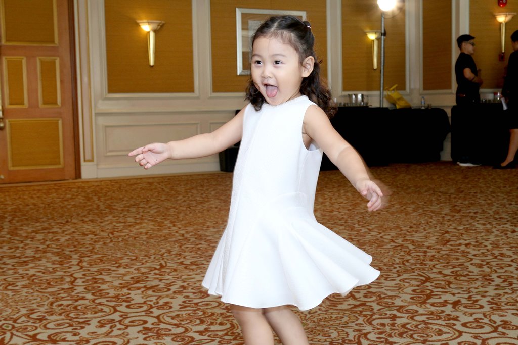 Đọ vẻ xinh xắn "một chín một mười” của con gái Hoa hậu Hà Kiều Anh ...