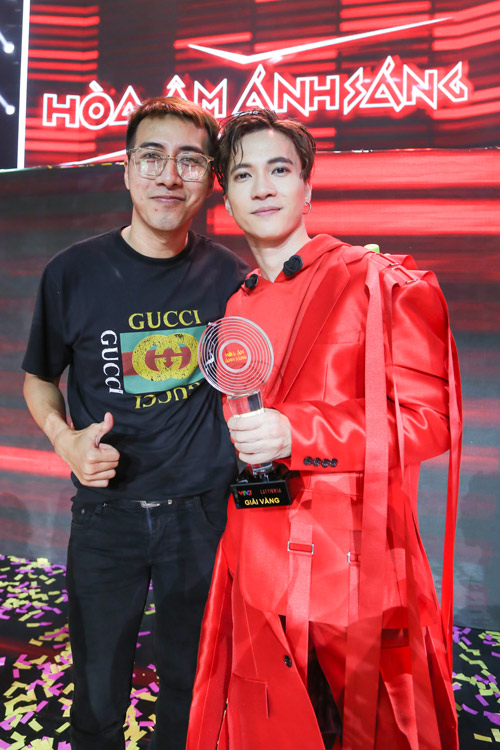 Isaac không chạy show, đến chúc mừng S.T đoạt giải vàng The Remix