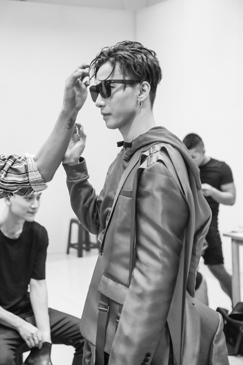 Isaac không chạy show, đến chúc mừng S.T đoạt giải vàng The Remix