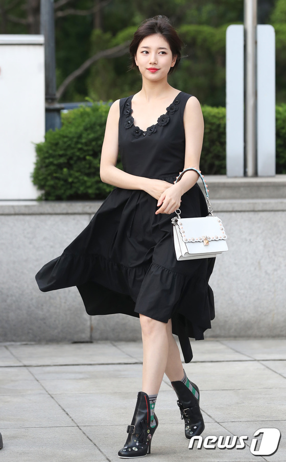 Gió thổi tốc váy, tình đầu quốc dân Bae Suzy vẫn tươi cười như Marilyn ...