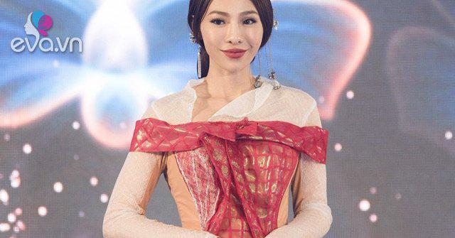 Á hậu Yuting Teng tự tin trình diễn thời trang trên sân khấu Bông hồng ...