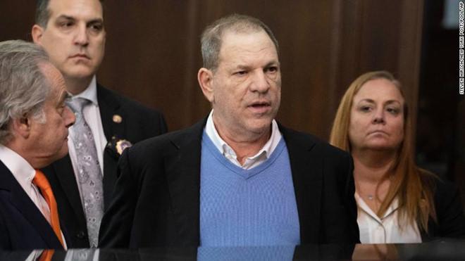 Yêu râu xanh Harvey Weinstein bị còng tay ra hầu tòa vẫn cười tươi rói