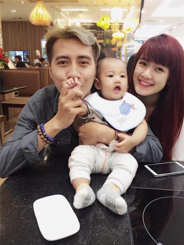 Ca sĩ Only C hạnh phúc đón chào con trai thứ 2 với vợ hot girl