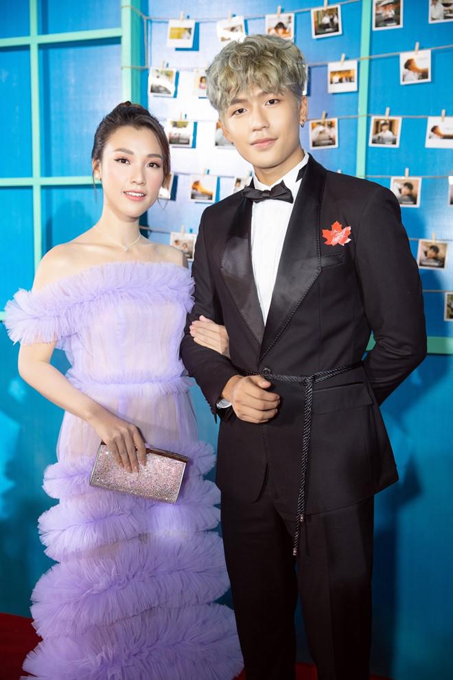 Trần Quốc Anh đẹp trai sánh đôi người tình tin đồn MLee trên thảm đỏ