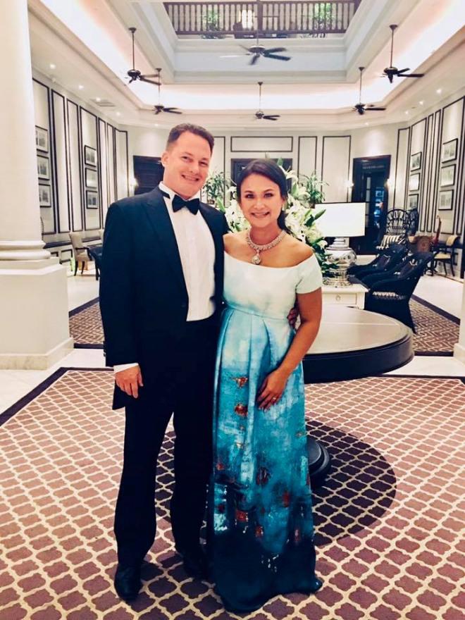 Vợ mới của Kevin Gilmore đăng ảnh tình tứ bên chồng, dân mạng để ý vòng ...